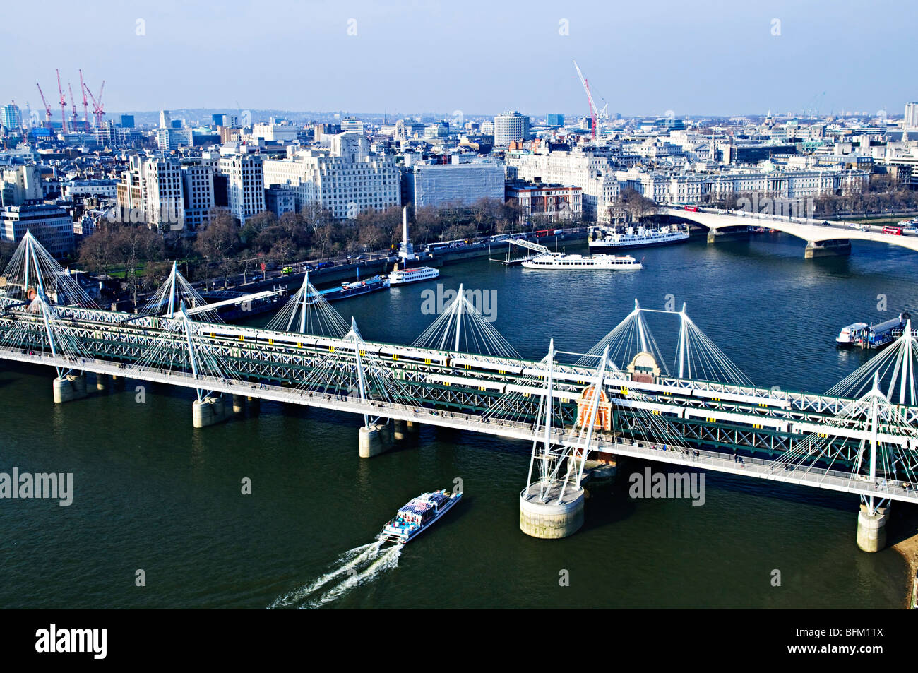 Hungerford railway and pedestrian bridge hi-res stock photography and ...