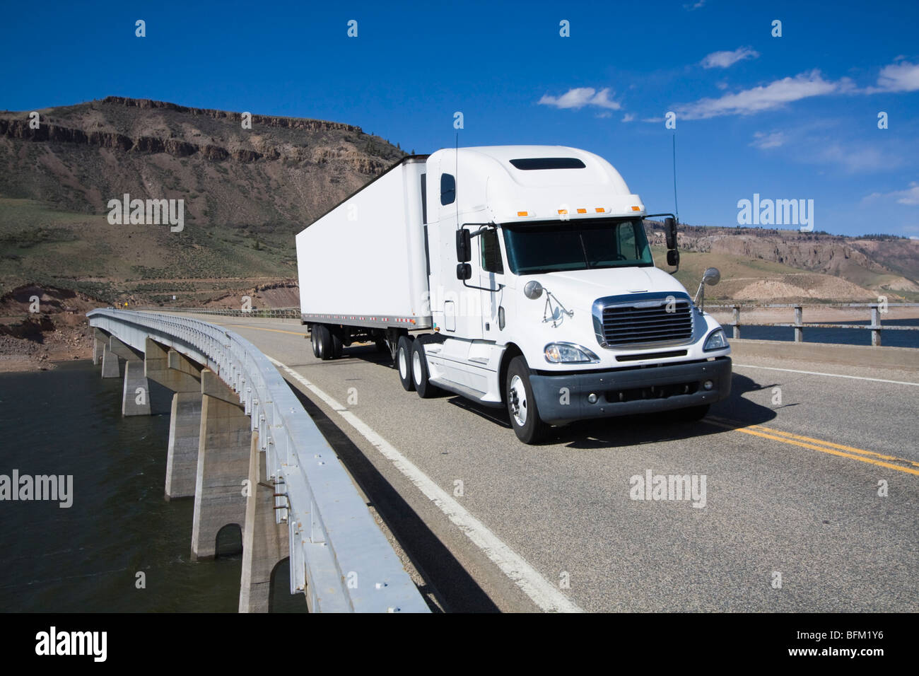 White semi truck hi-res stock photography and images - Alamy