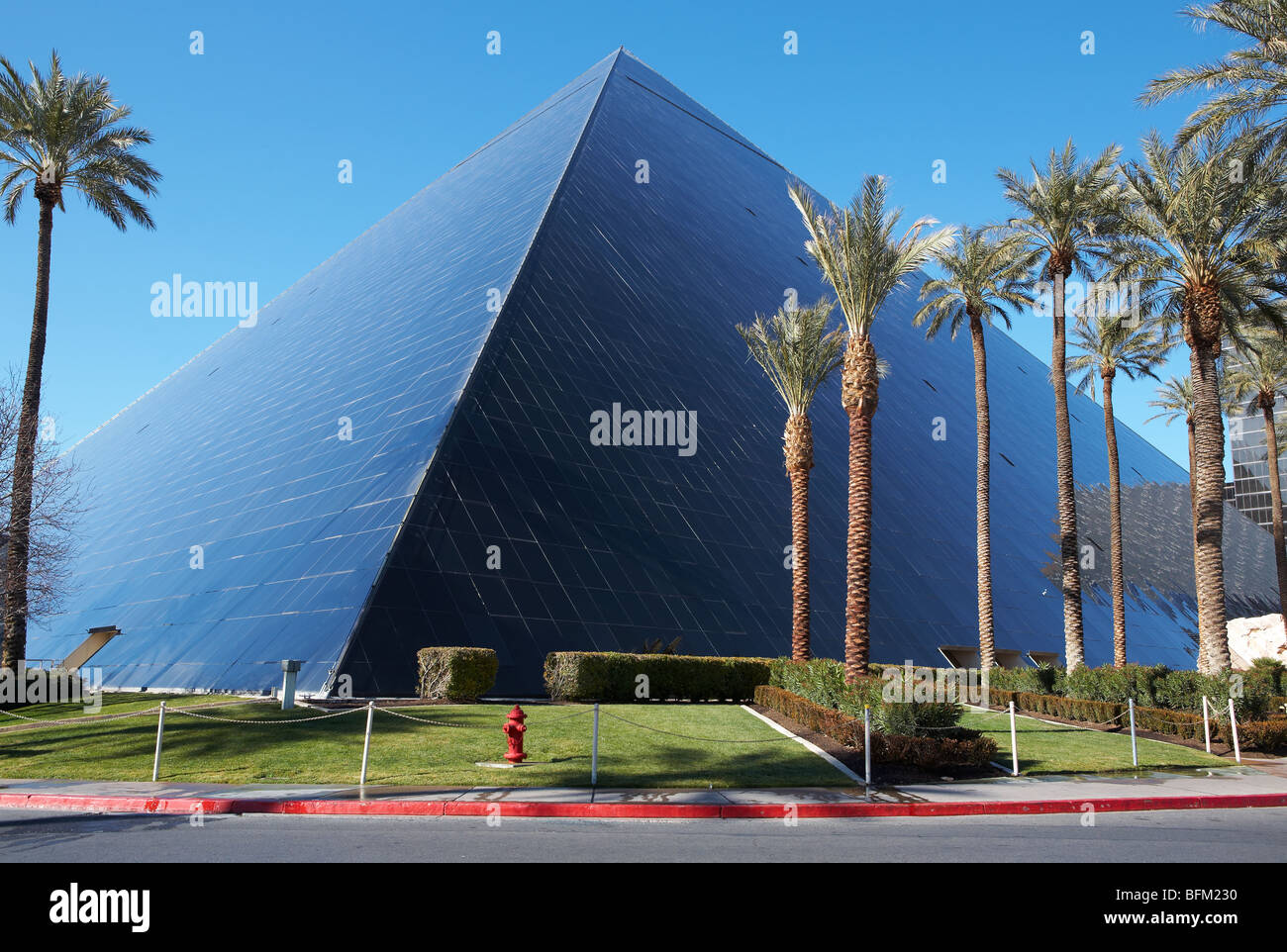Las Vegas - Luxor hotel casino - Pyramid and palms Stock Photo - Alamy