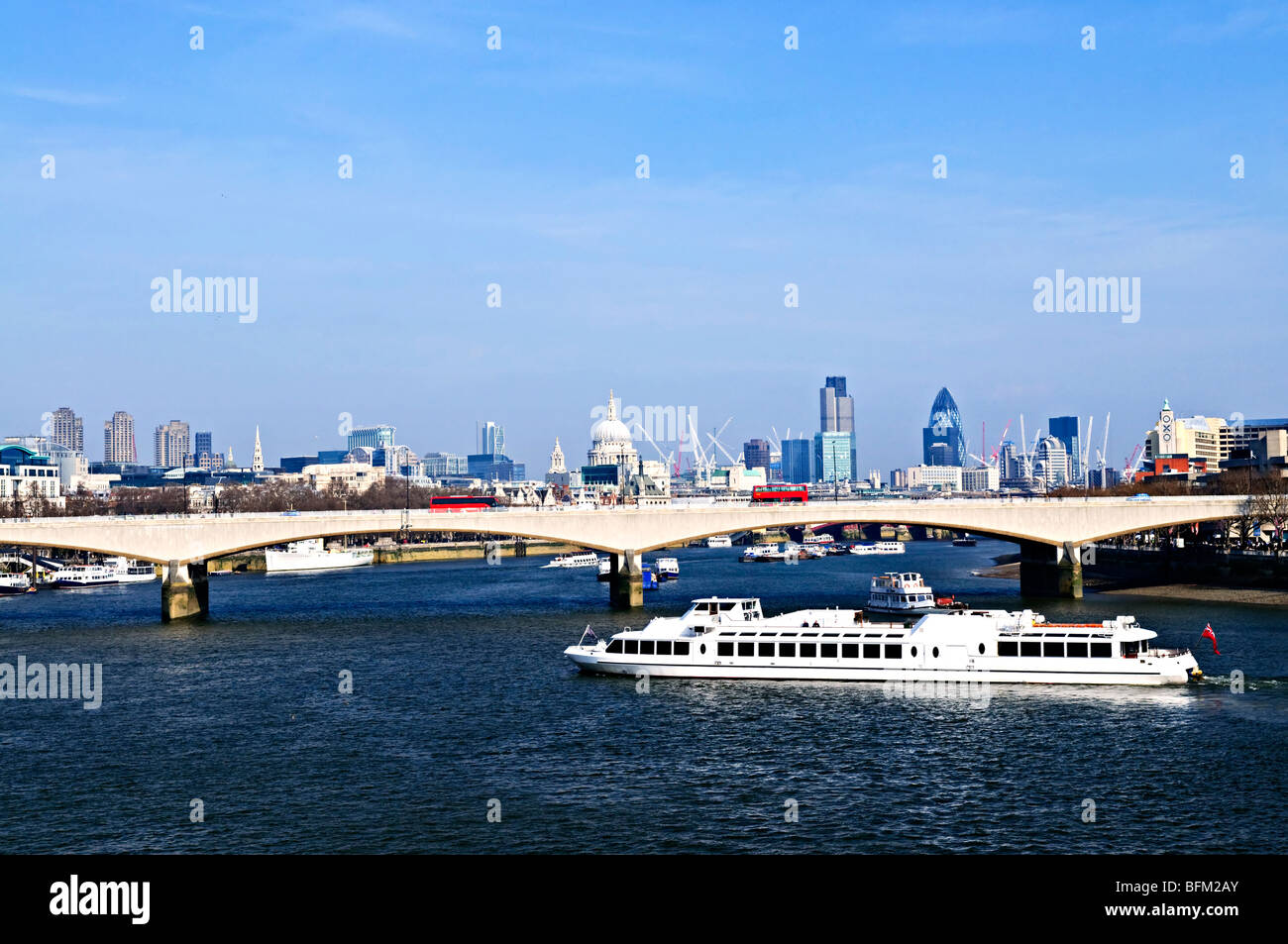 Waterloo bridge pedestrian hi-res stock photography and images - Alamy