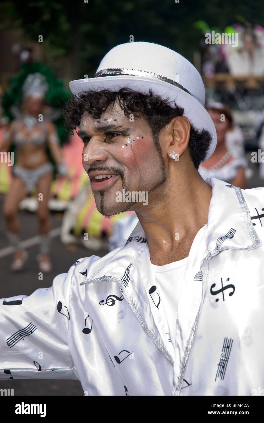 Dancer from the London School of Samba float dance in the street at the ...