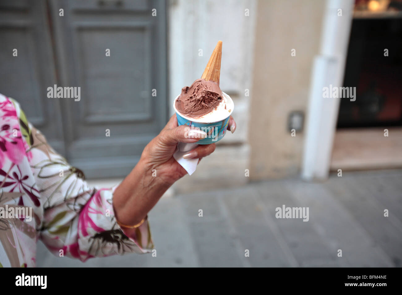 Ice cream in a hand Stock Photo - Alamy