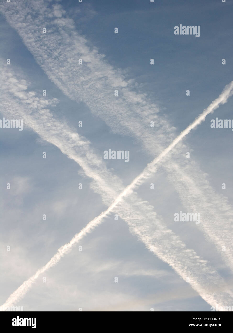 Contrails of aircraft hi-res stock photography and images - Alamy