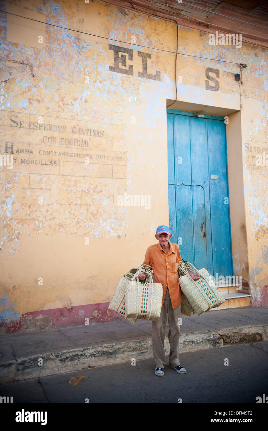 Cuba old man street vendor straw bags hi-res stock photography and ...