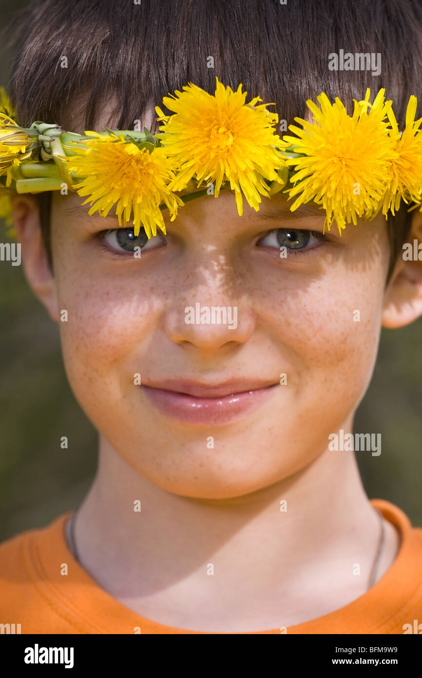 Grey face and yellow eyes hi-res stock photography and images - Alamy