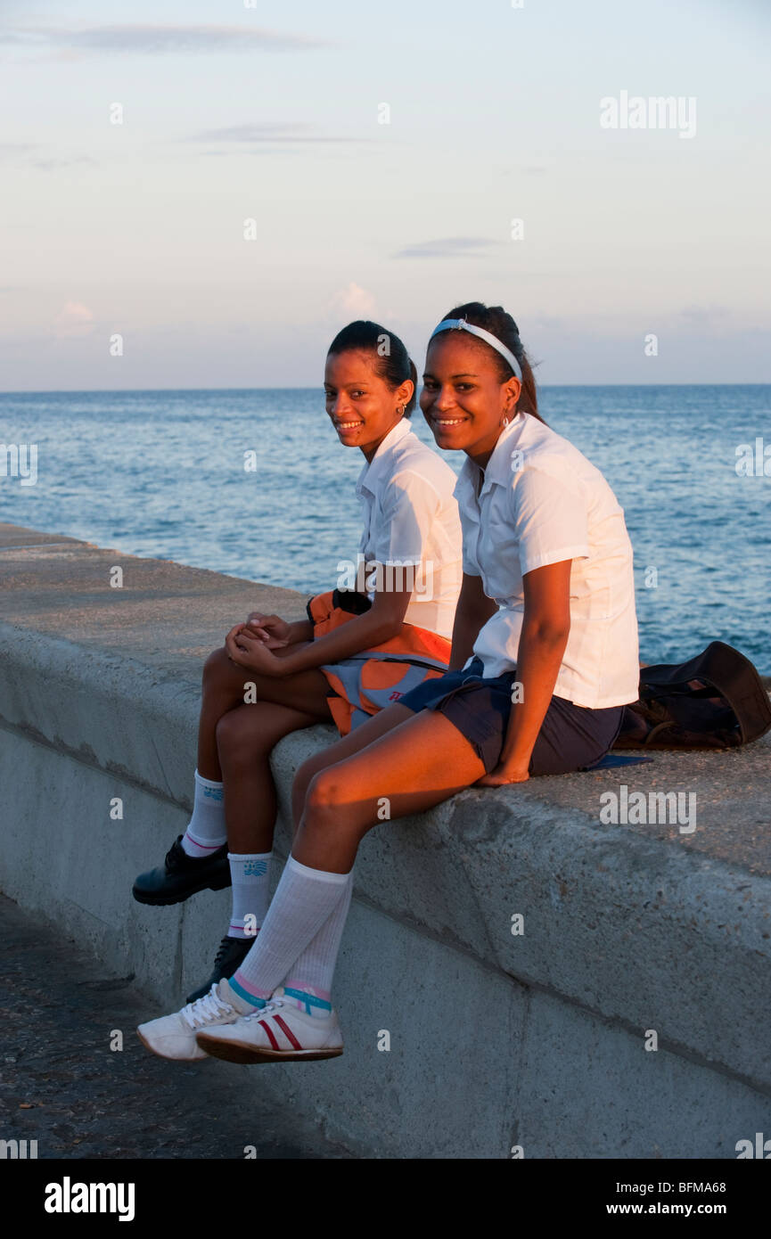 Havana cuba girls malecon hi-res stock photography and images - Alamy