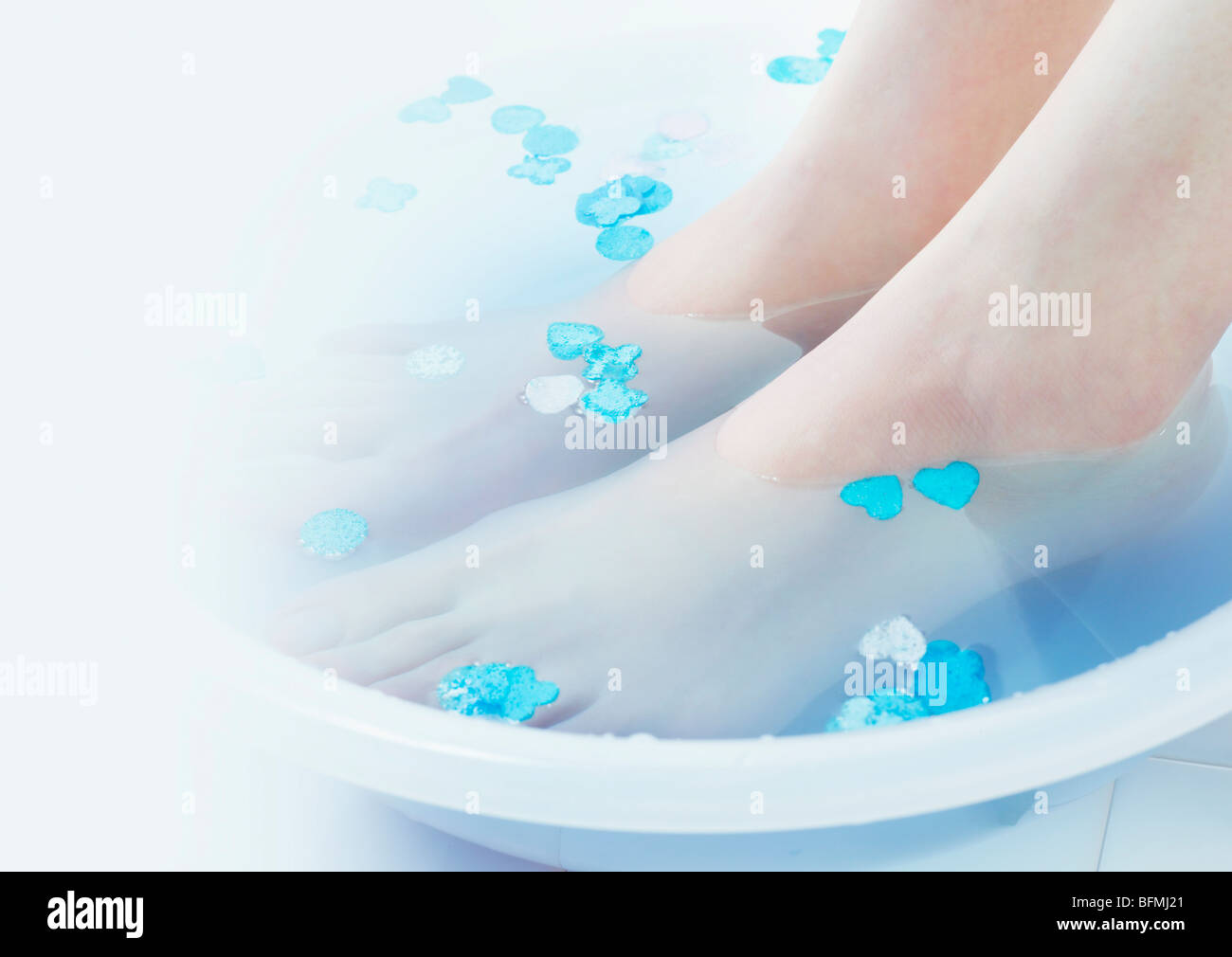 Feet in a bowl of water Stock Photo - Alamy