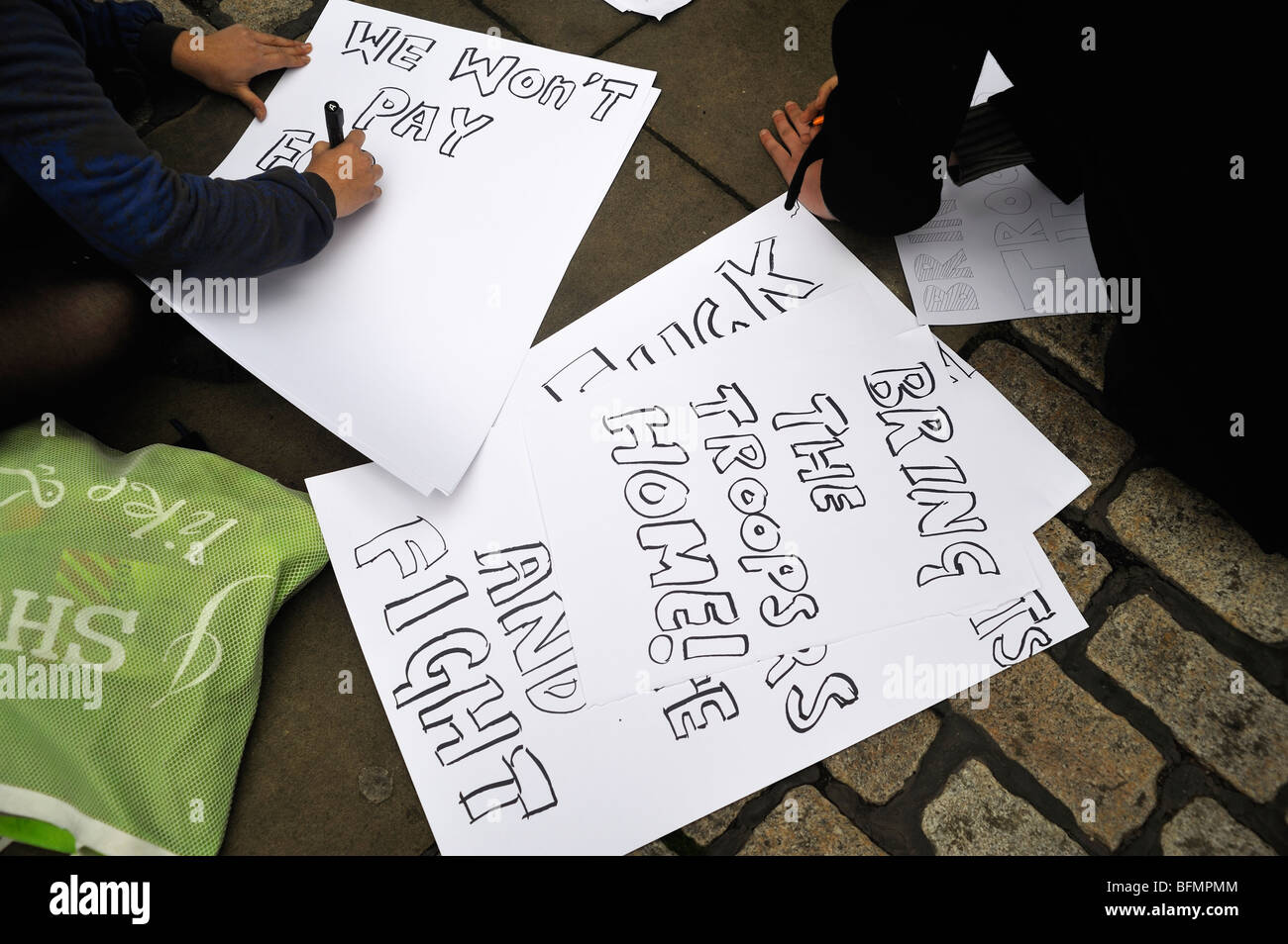 Writing placards hi-res stock photography and images - Alamy