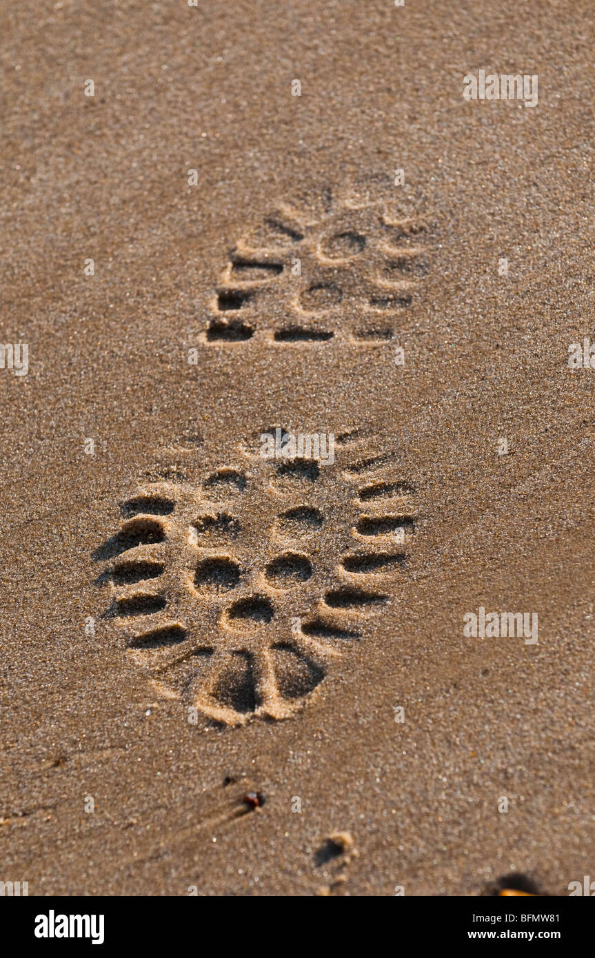 Foot print beach hi-res stock photography and images - Alamy