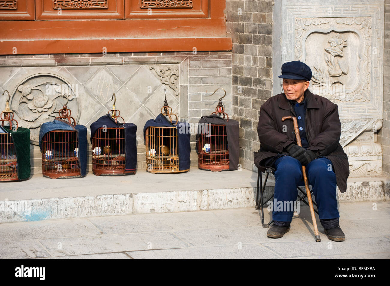 Chinese bird cages hi-res stock photography and images - Alamy