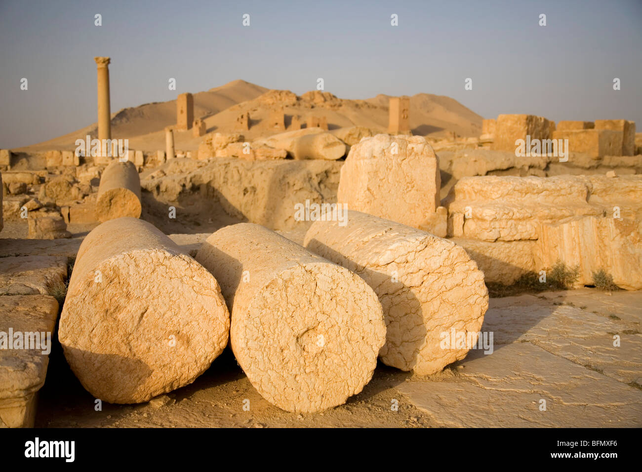 Syria palmyra fallen columns arches hi-res stock photography and images ...