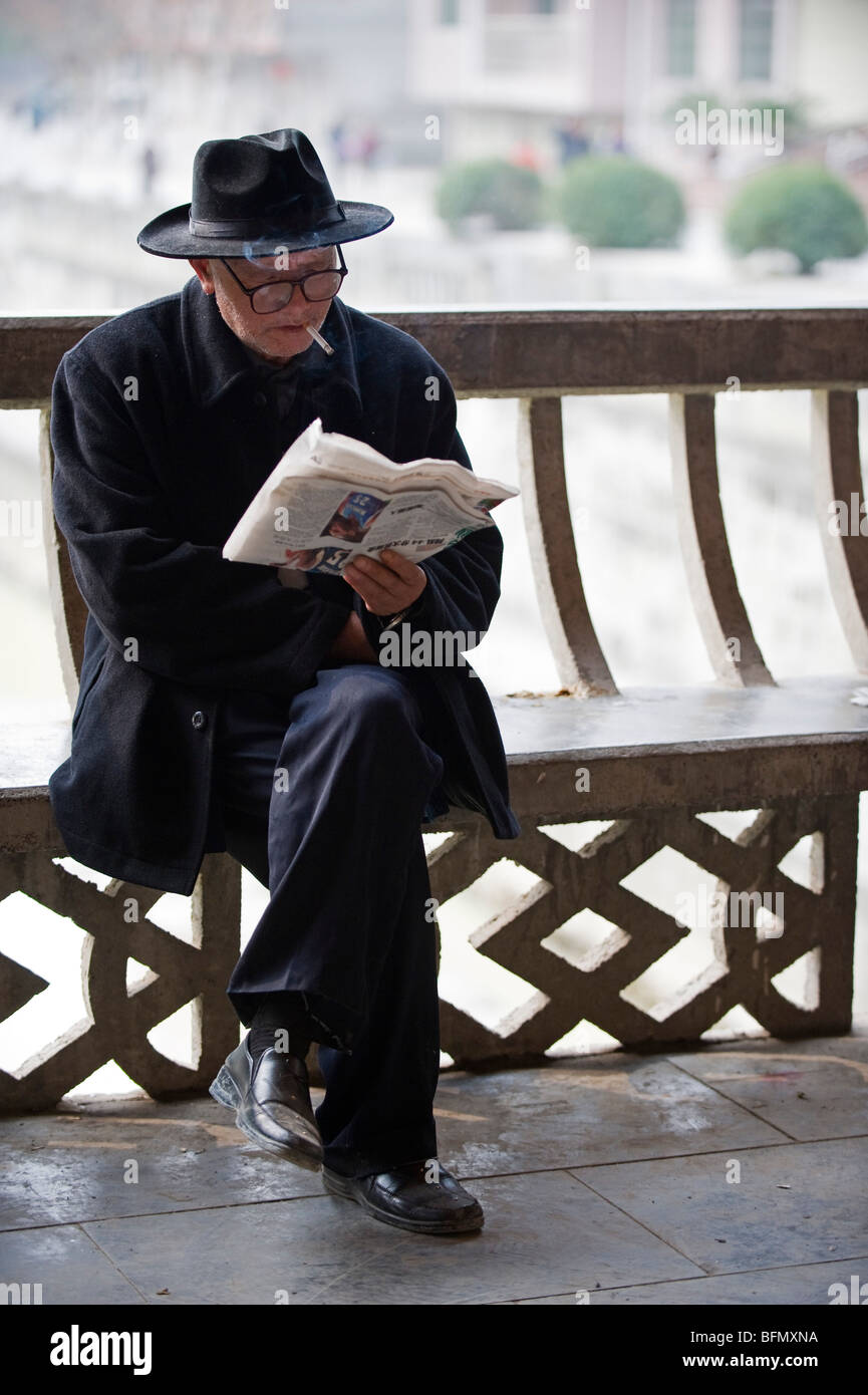 Chinese men reading newspaper hi-res stock photography and images - Alamy