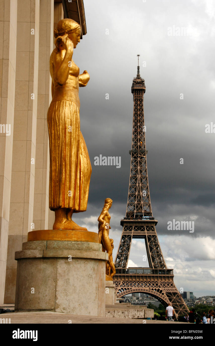 Gold statue trocadero paris france hi-res stock photography and images ...
