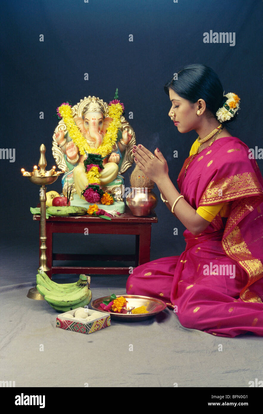 Maharashtrian woman in traditional saree hi-res stock photography and ...