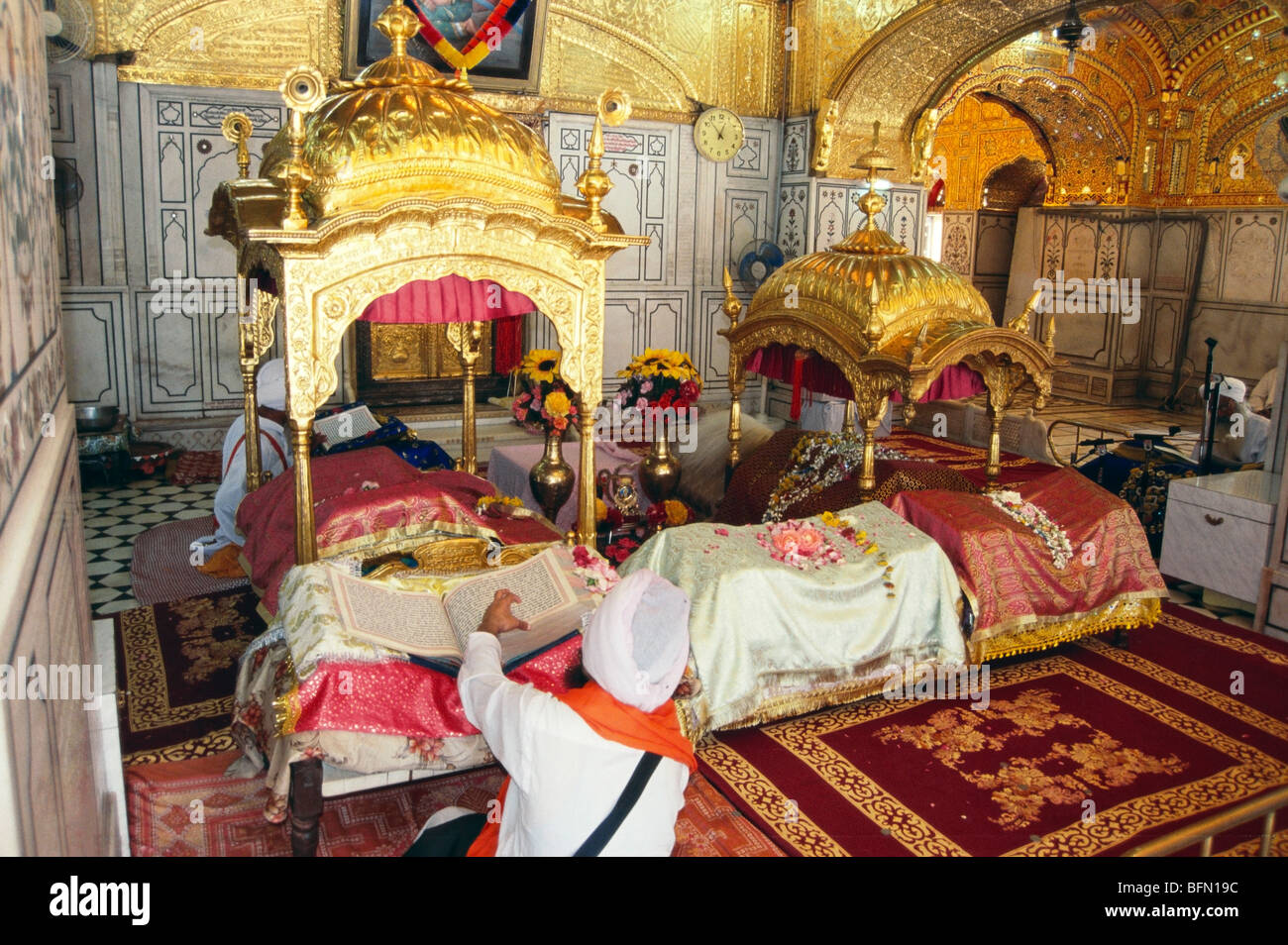Golden temple sachkhand hi-res stock photography and images - Alamy