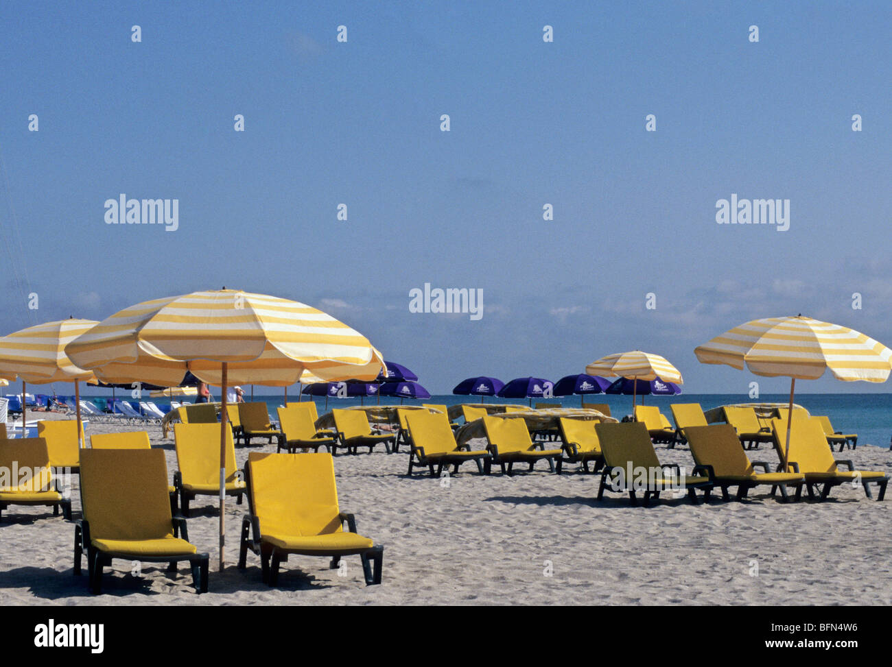 empty sunbeds - Miami Beach - Florida Stock Photo - Alamy