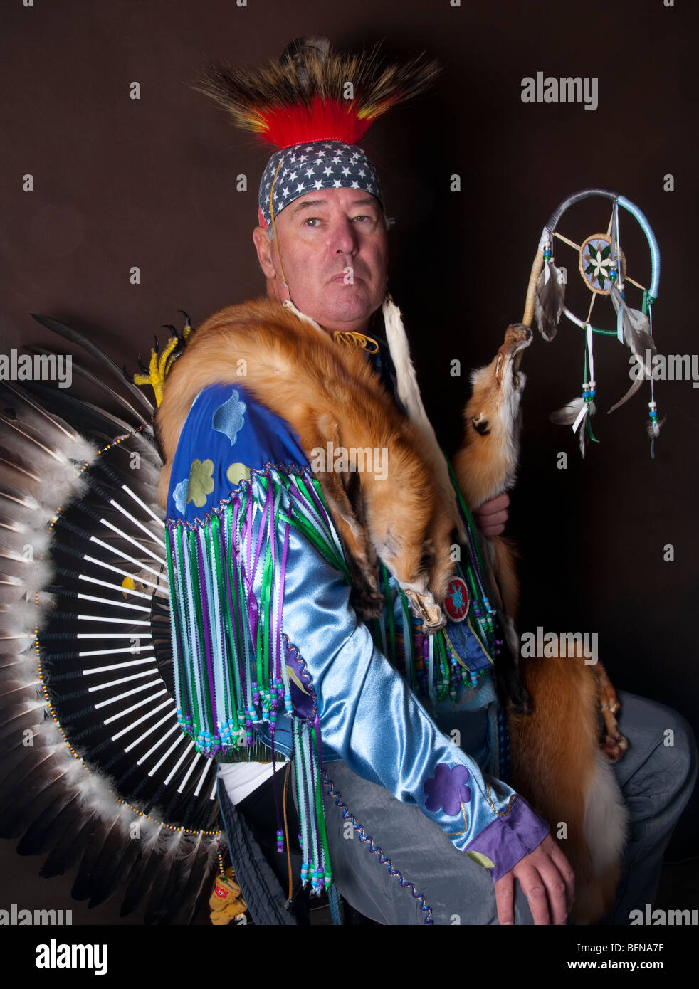 Eagle feather bustle hi-res stock photography and images - Alamy