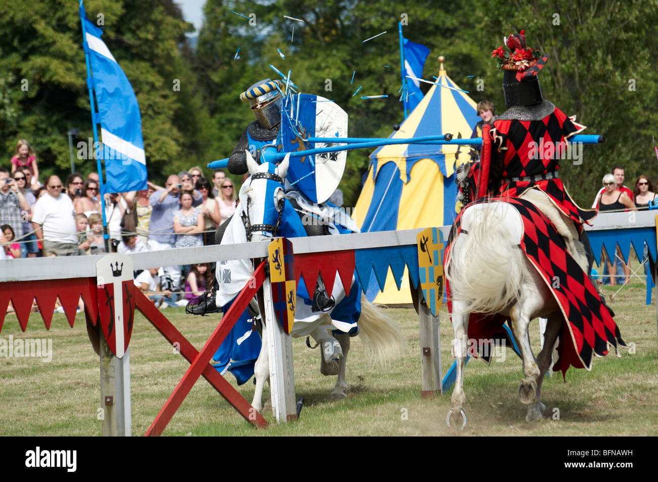Joust armour suit hi-res stock photography and images - Alamy