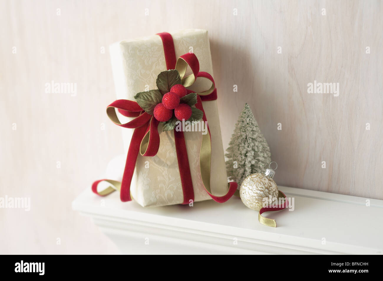 White mantle hi-res stock photography and images - Alamy