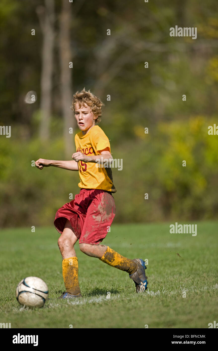 Teams age kids playing soccer hi-res stock photography and images - Alamy