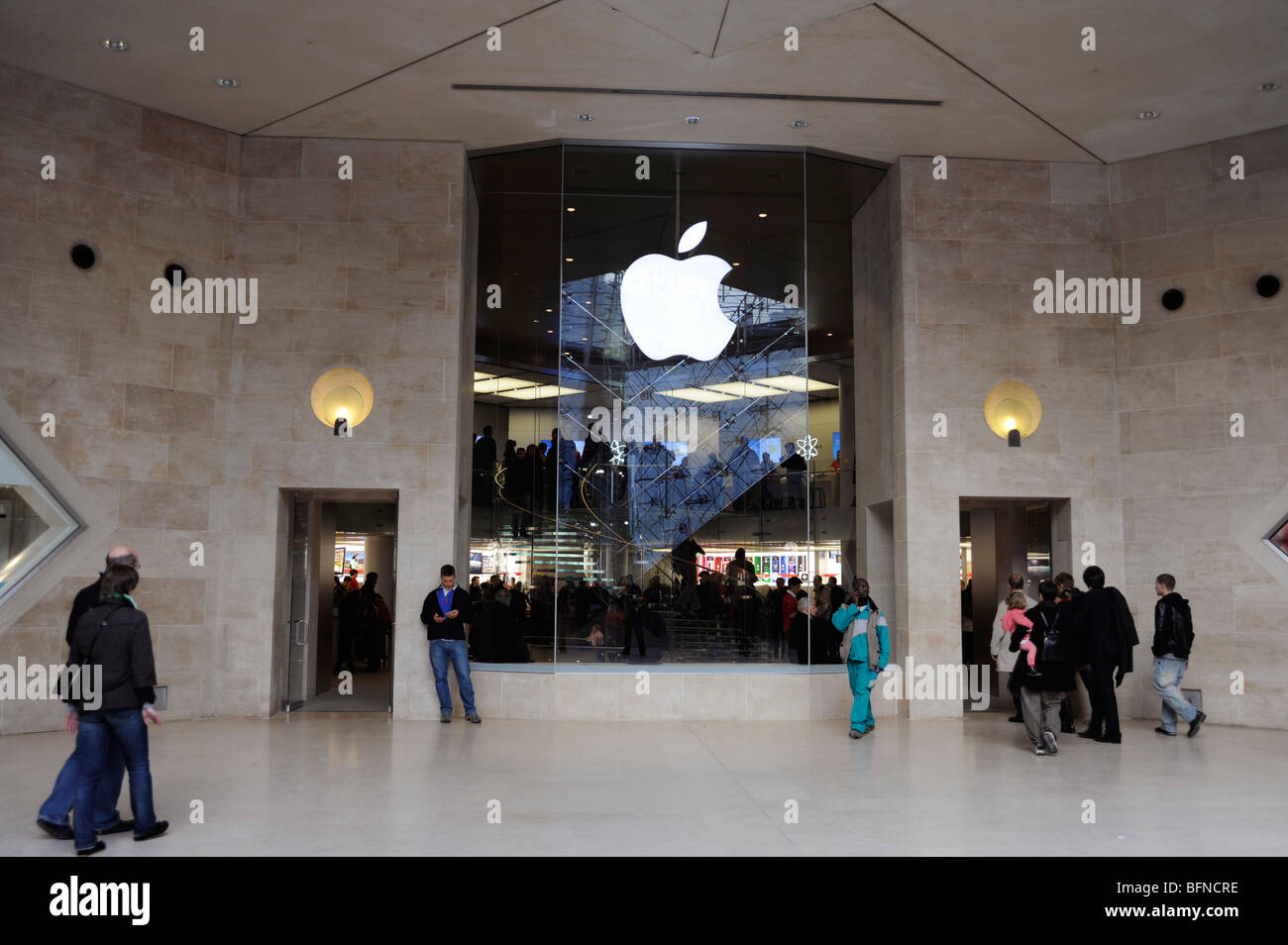 Louvre store hi-res stock photography and images - Alamy