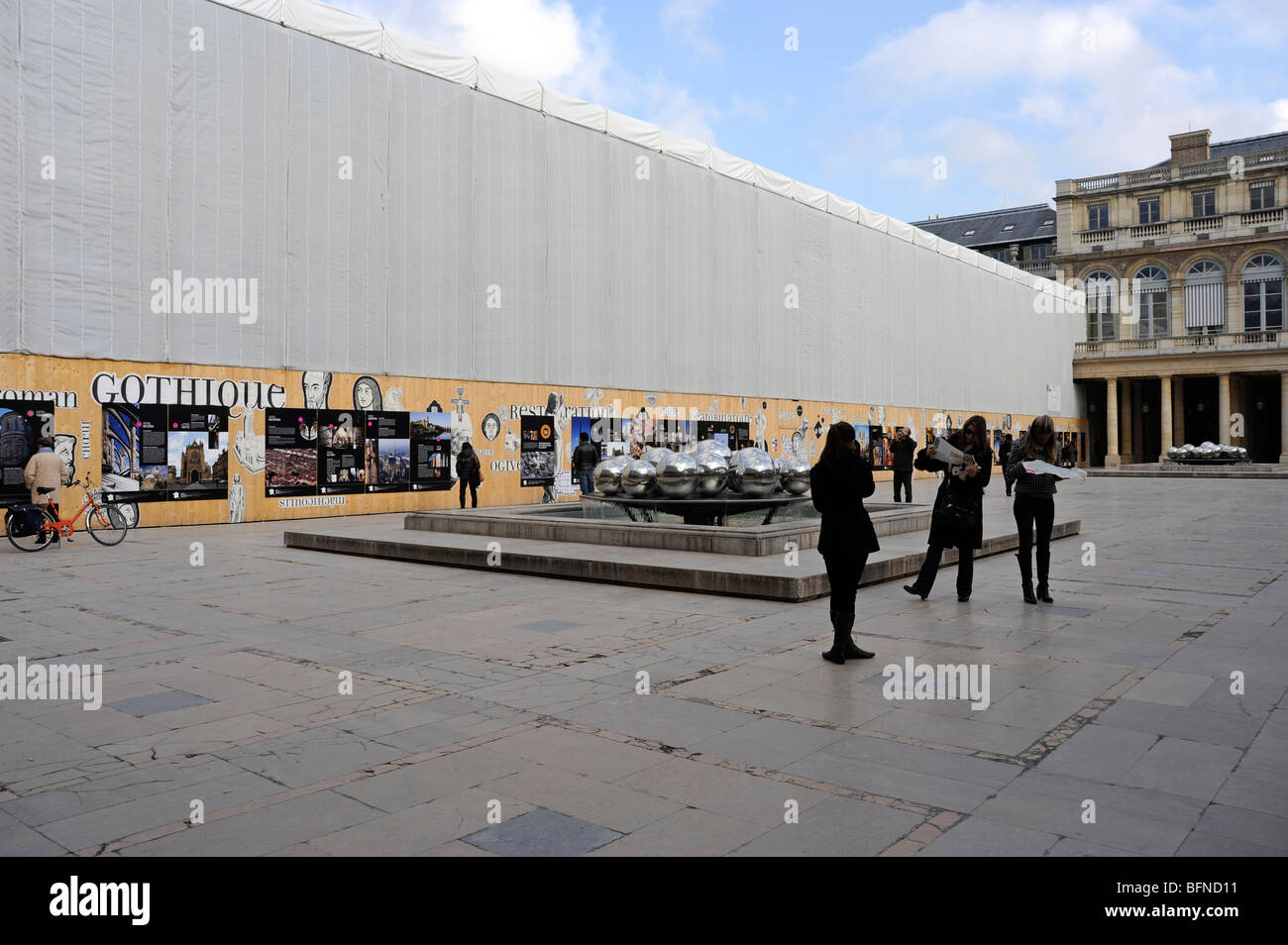 The fountain-sculpture by Pol Bury in the courtyard of the Palais Royal ...