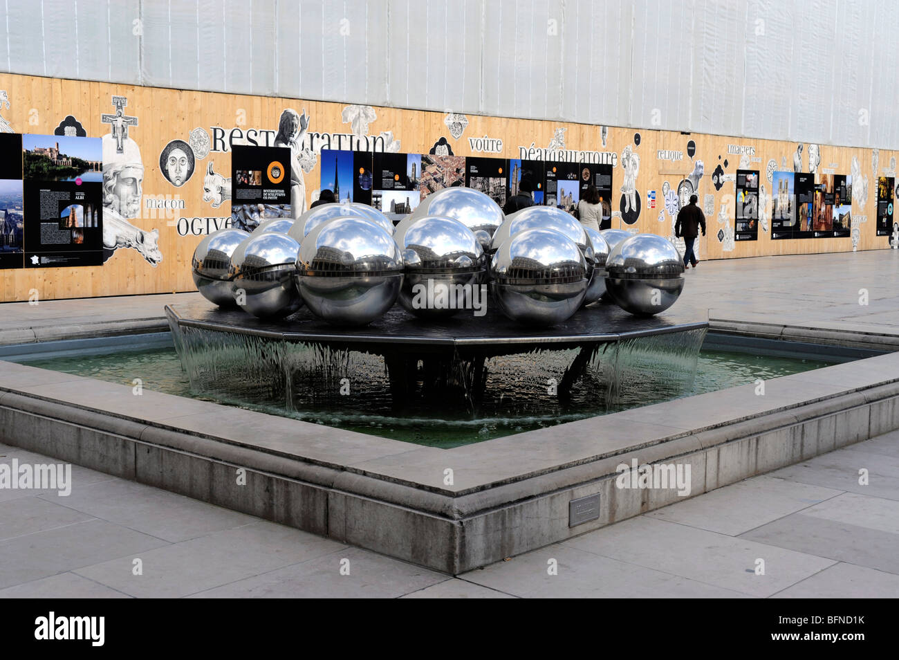 The fountain-sculpture by Pol Bury in the courtyard of the Palais Royal ...