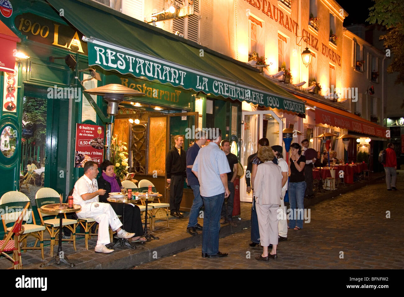 Paris nightlife hi-res stock photography and images - Alamy