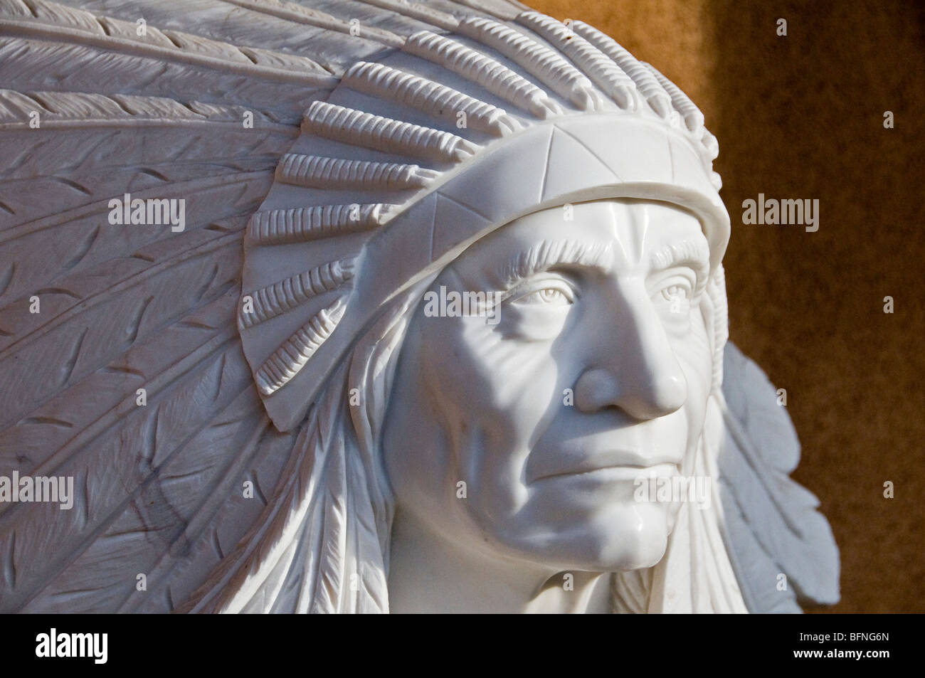 Native american indian statue hi-res stock photography and images - Alamy