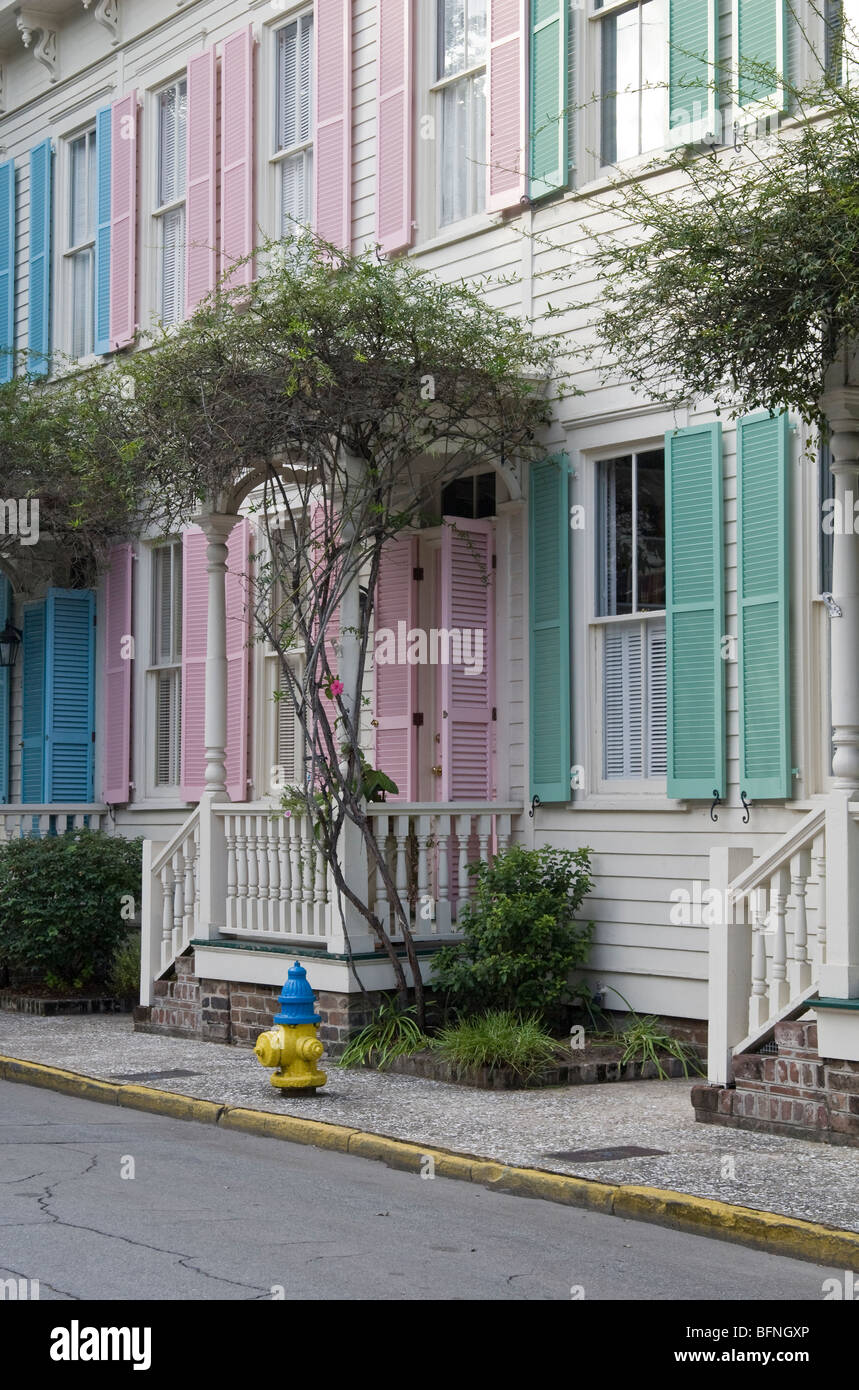 Savannah and the old pink house hi-res stock photography and images - Alamy