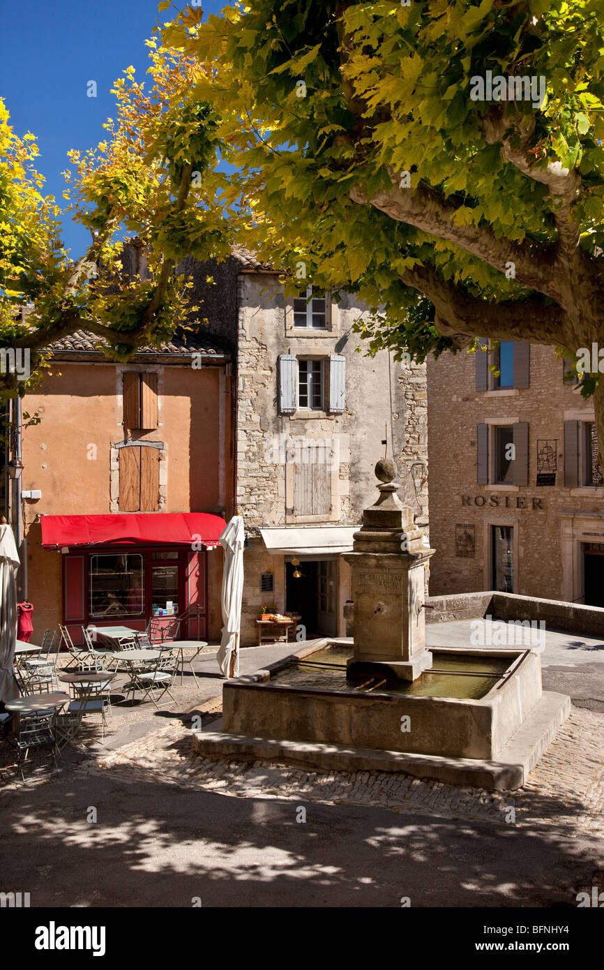 Fountain and square next to Chateau de Gordes in Gordes, Provence ...