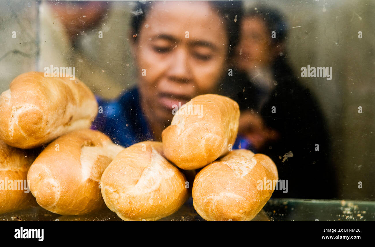 A street sandwich stand in Phnom Penh, Cambodia Stock Photo - Alamy
