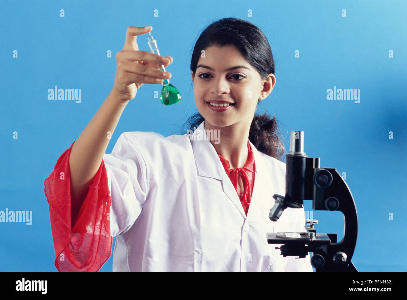 India women scientist hi-res stock photography and images - Alamy