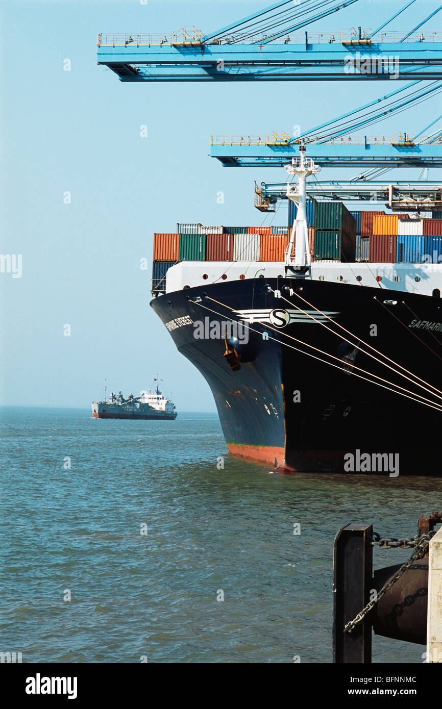 Containers loading at port, JNPT, Nhava Sheva container port ...