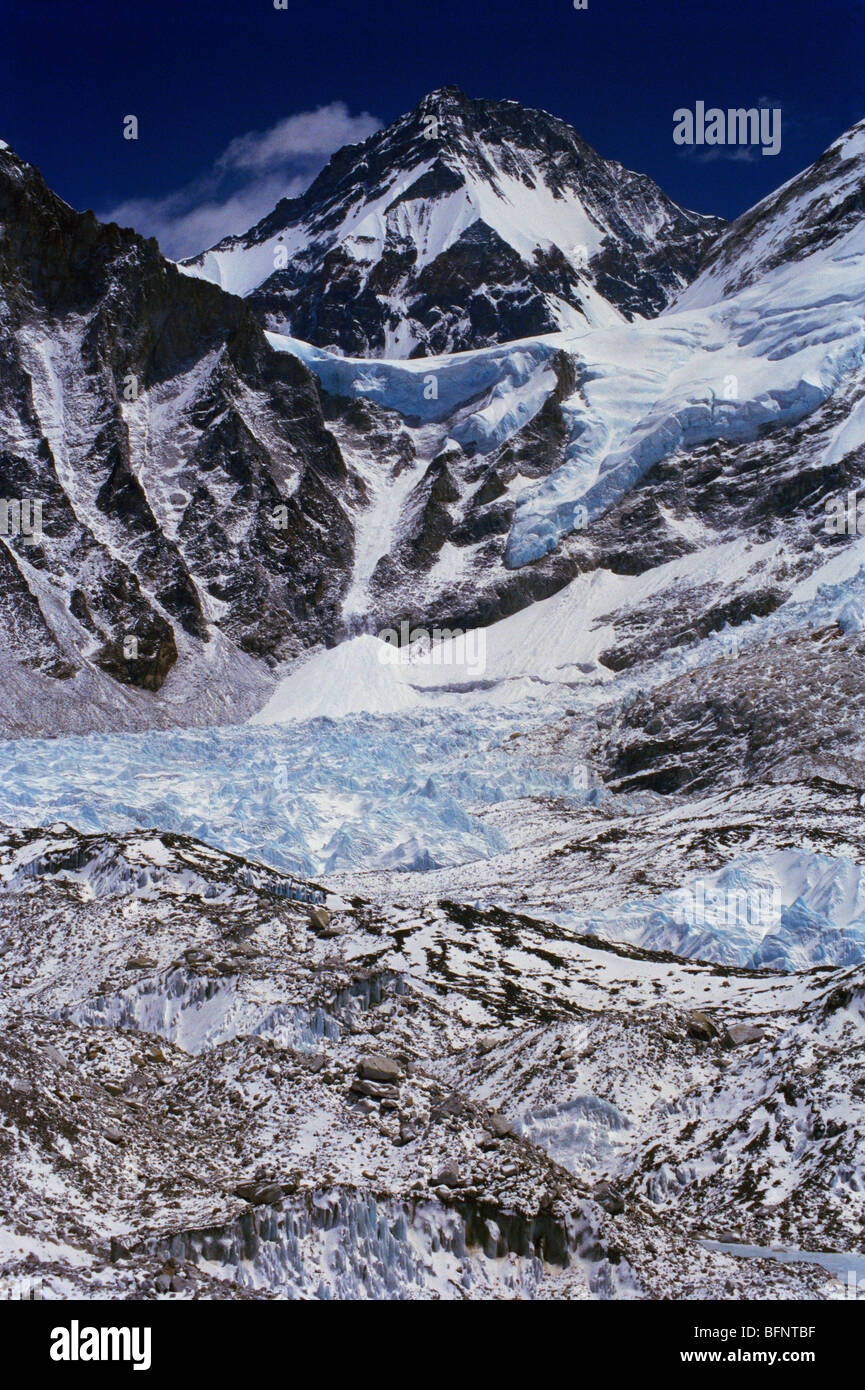 Mount Everest base camp trek ; Khumbu glacier ; Lhotse Nuptse ridge ...