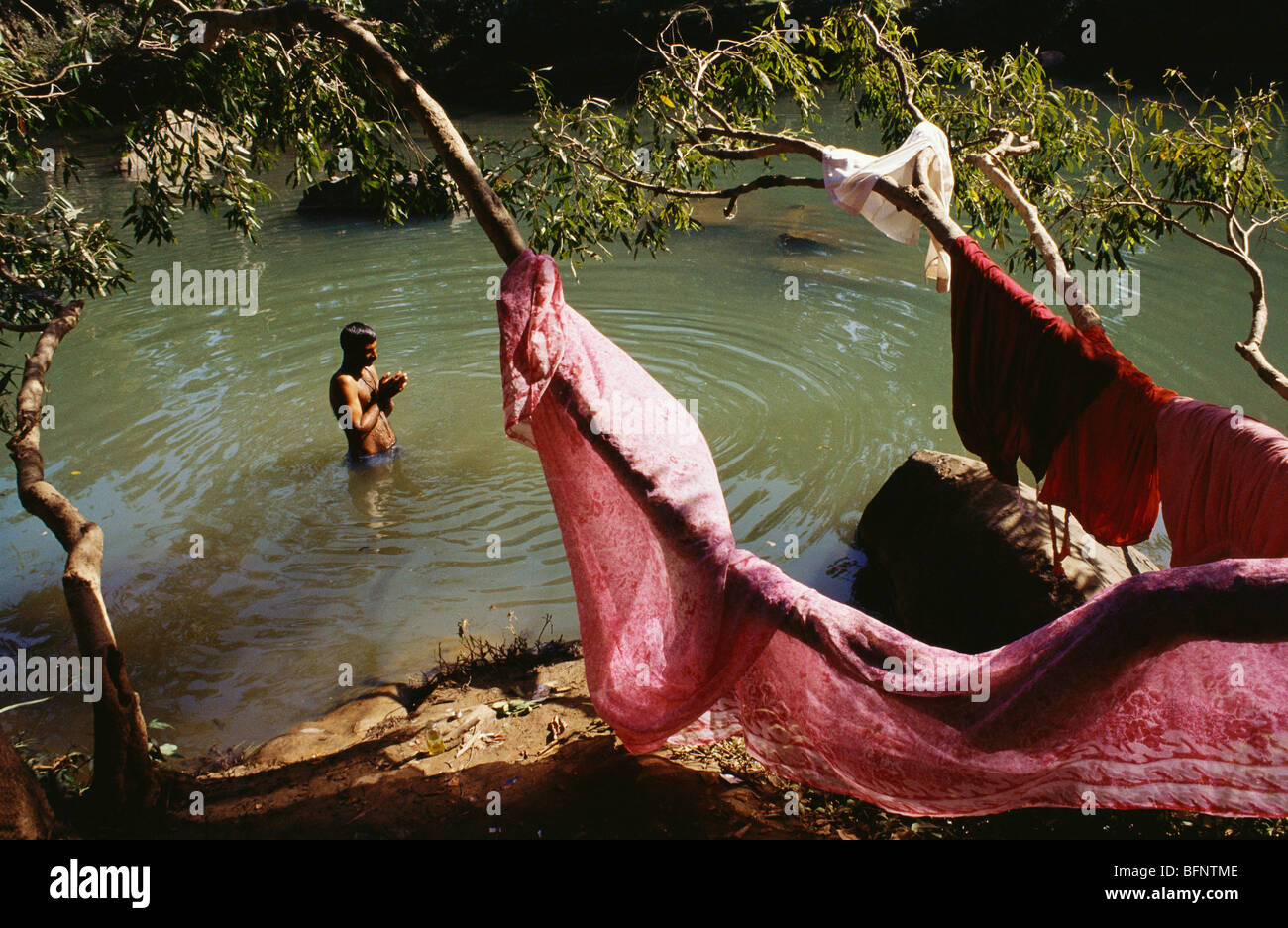 Man praying bathing in Mandakini river during Kumbh Fair in Chitrakoot ...