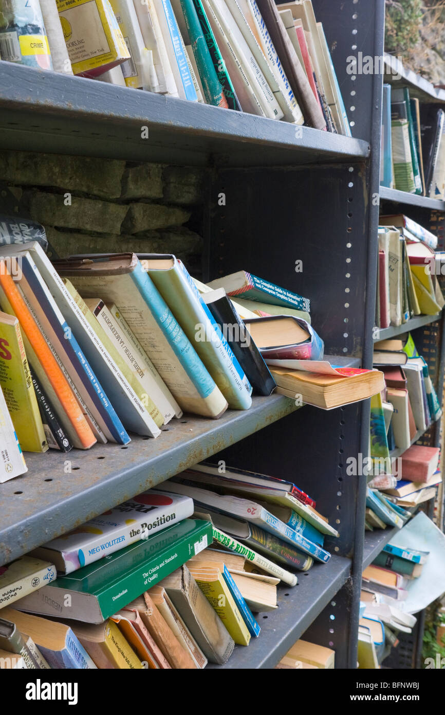 Messy bookshelf hi-res stock photography and images - Alamy