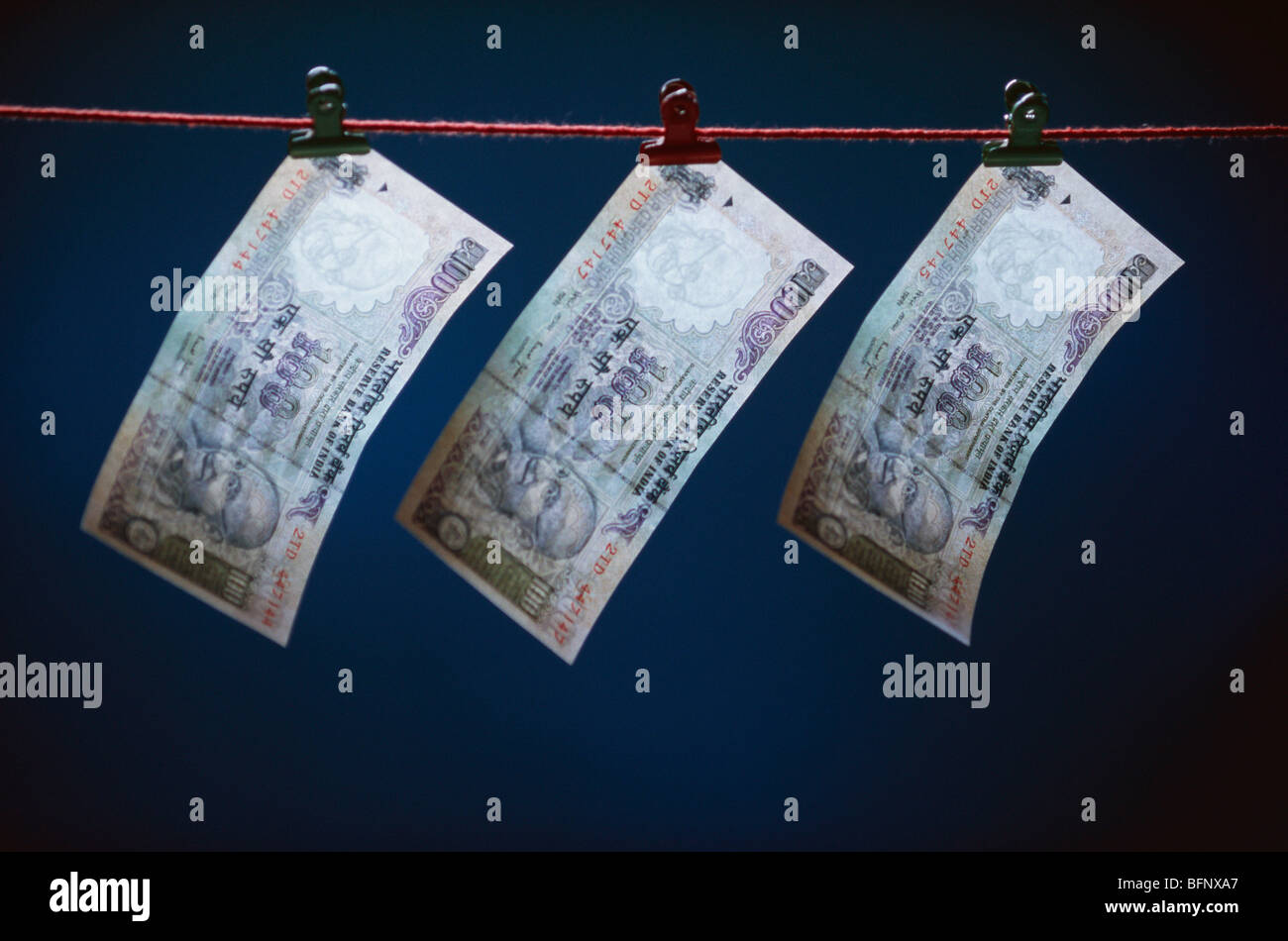 One hundred rupees notes drying Stock Photo - Alamy