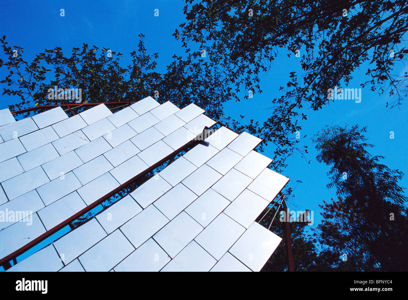 Solar cooker india hi-res stock photography and images - Alamy