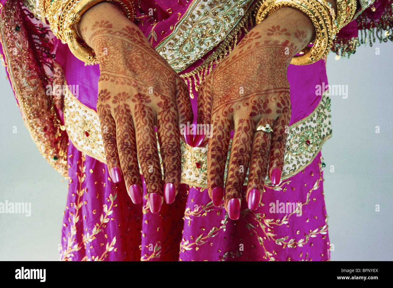 Mehendi on bride hands ; India Stock Photo - Alamy