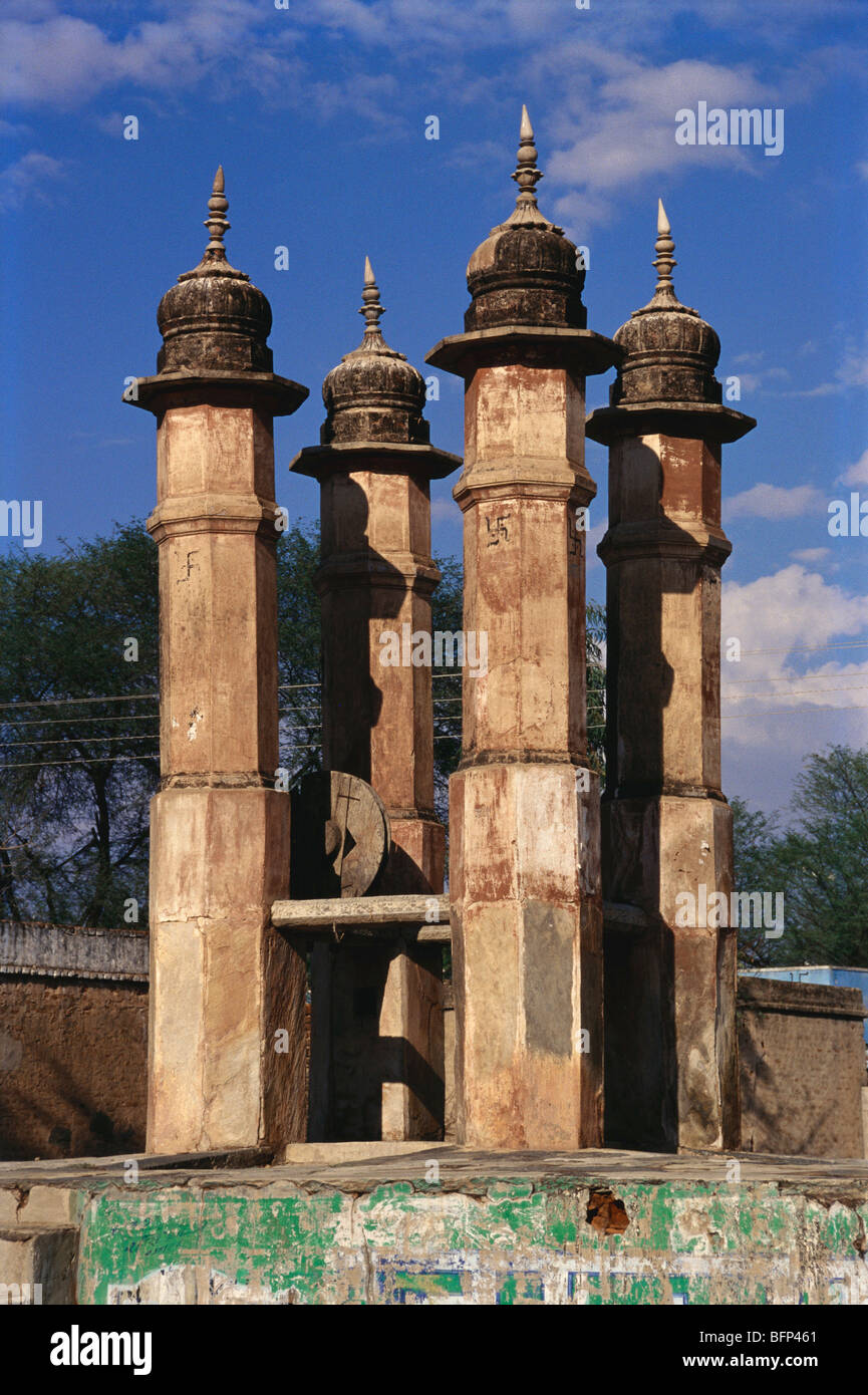 Four pillars hi-res stock photography and images - Alamy