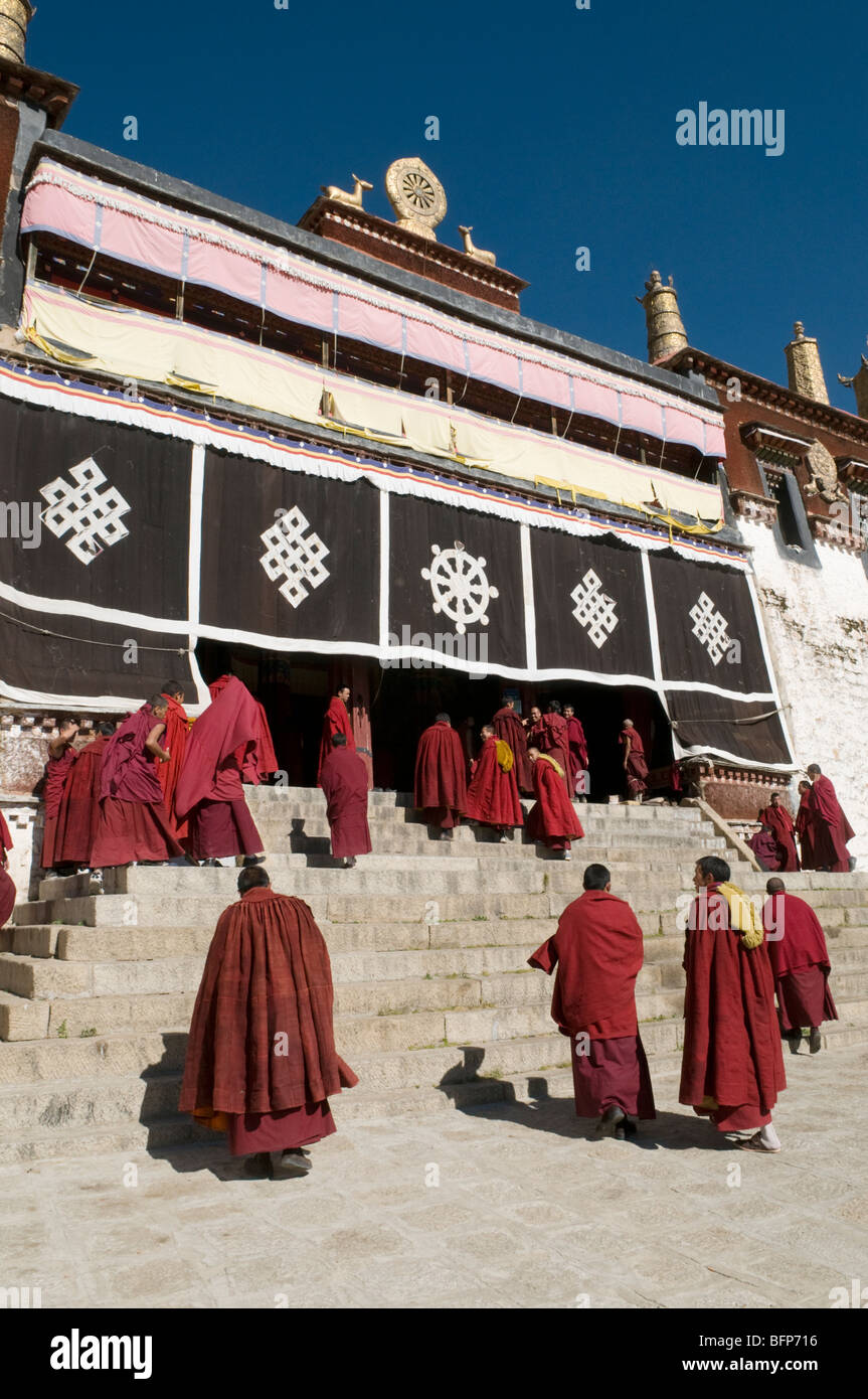 Tibetan monastery monks tibet hi-res stock photography and images - Alamy