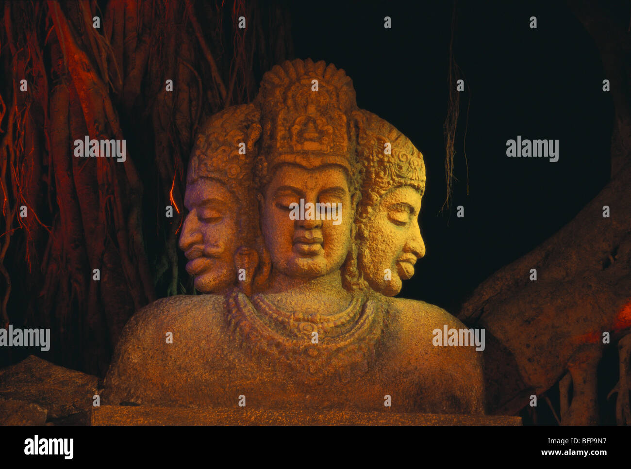 Trimurti Mahesh Murti replica, Elephanta caves, Gharapuri, Bombay ...