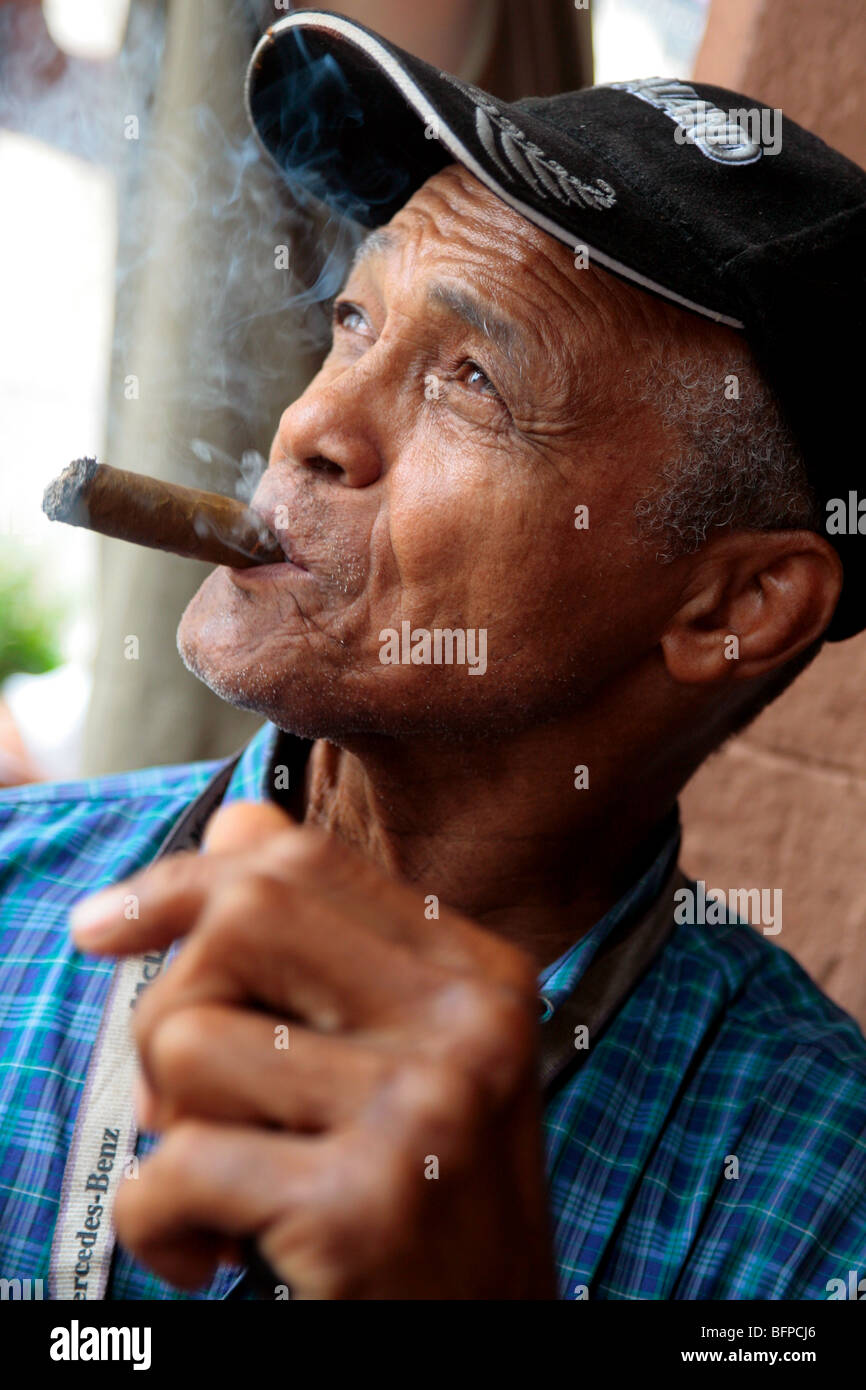 Cuban man old cuban man cigar smoker cigar hi-res stock photography and ...