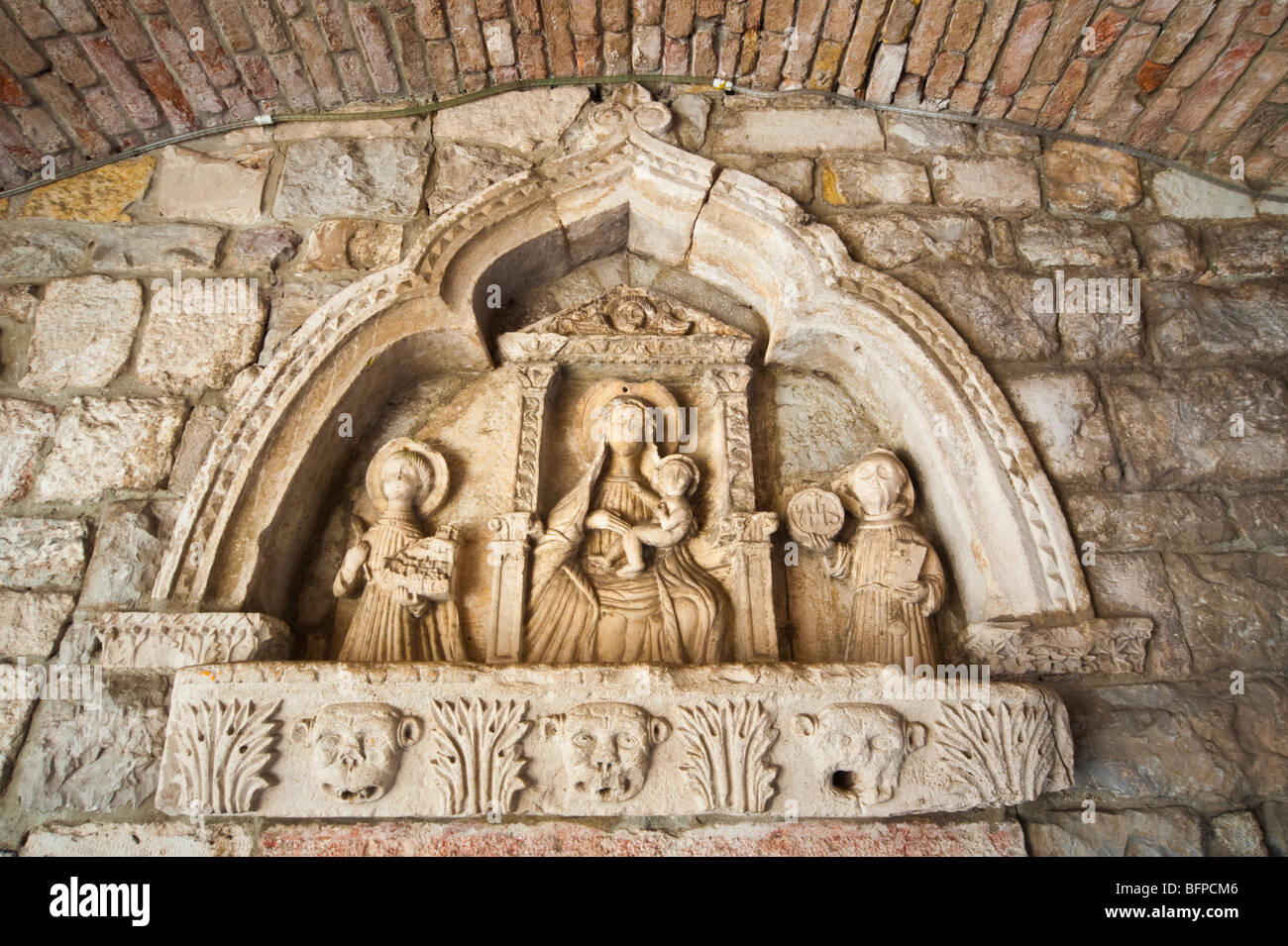 Historic entrance sculpture hi-res stock photography and images - Alamy