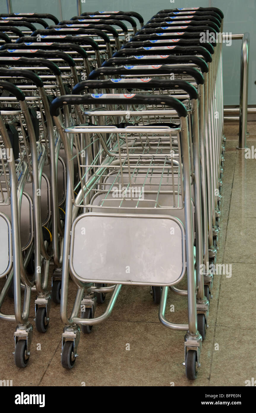 Airport line luggage hi-res stock photography and images - Alamy