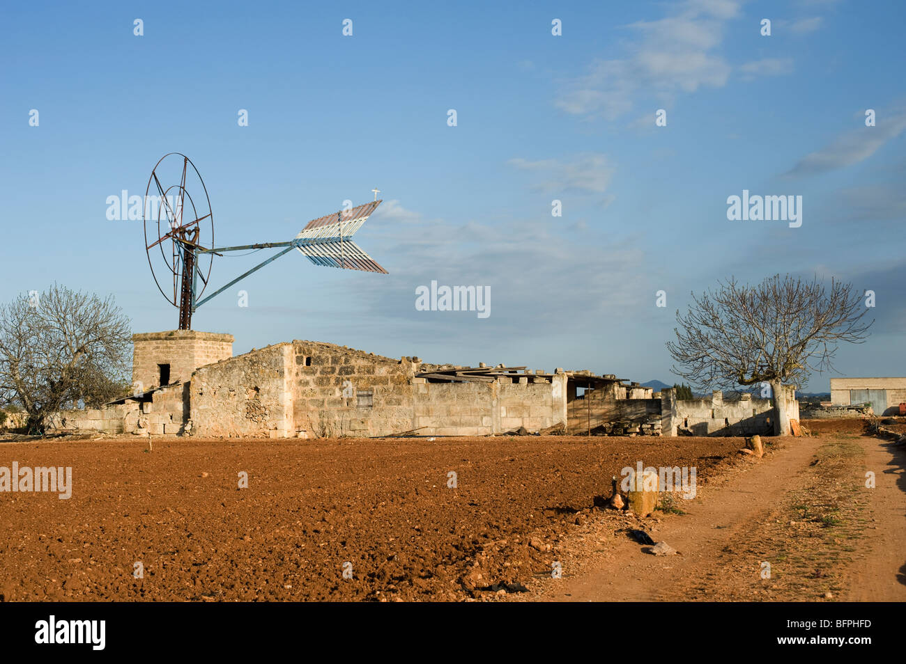 Rundown farm buildings hi-res stock photography and images - Alamy
