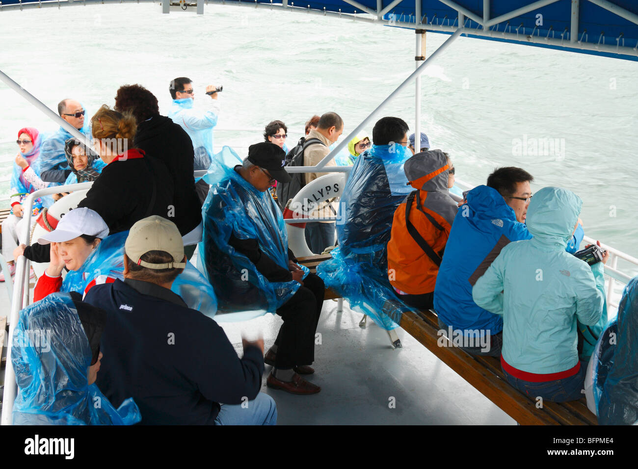 Crowd on tourist boat hi-res stock photography and images - Alamy