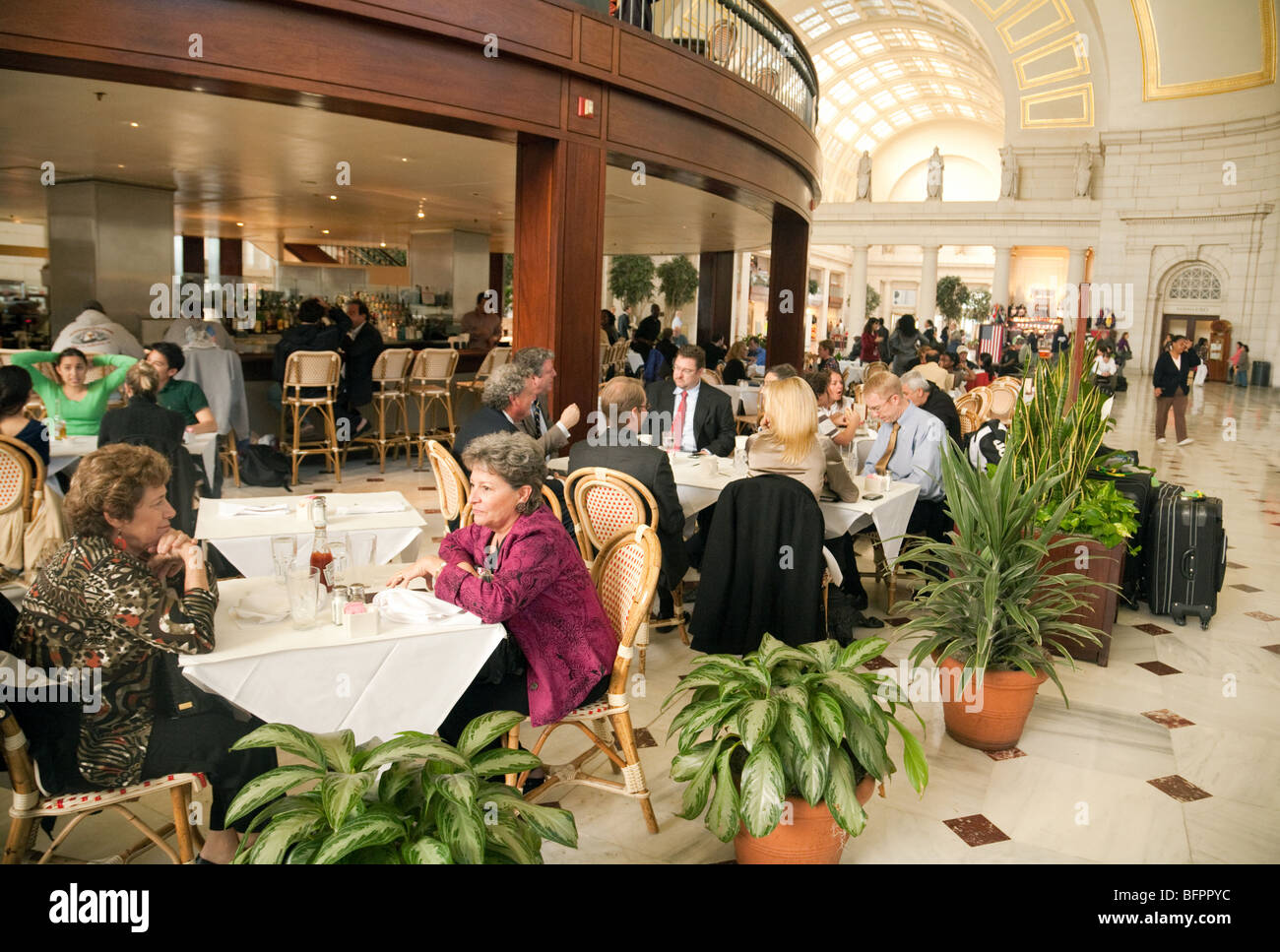 People eating at the restaurant, Main Hall, Union Station, Washington ...