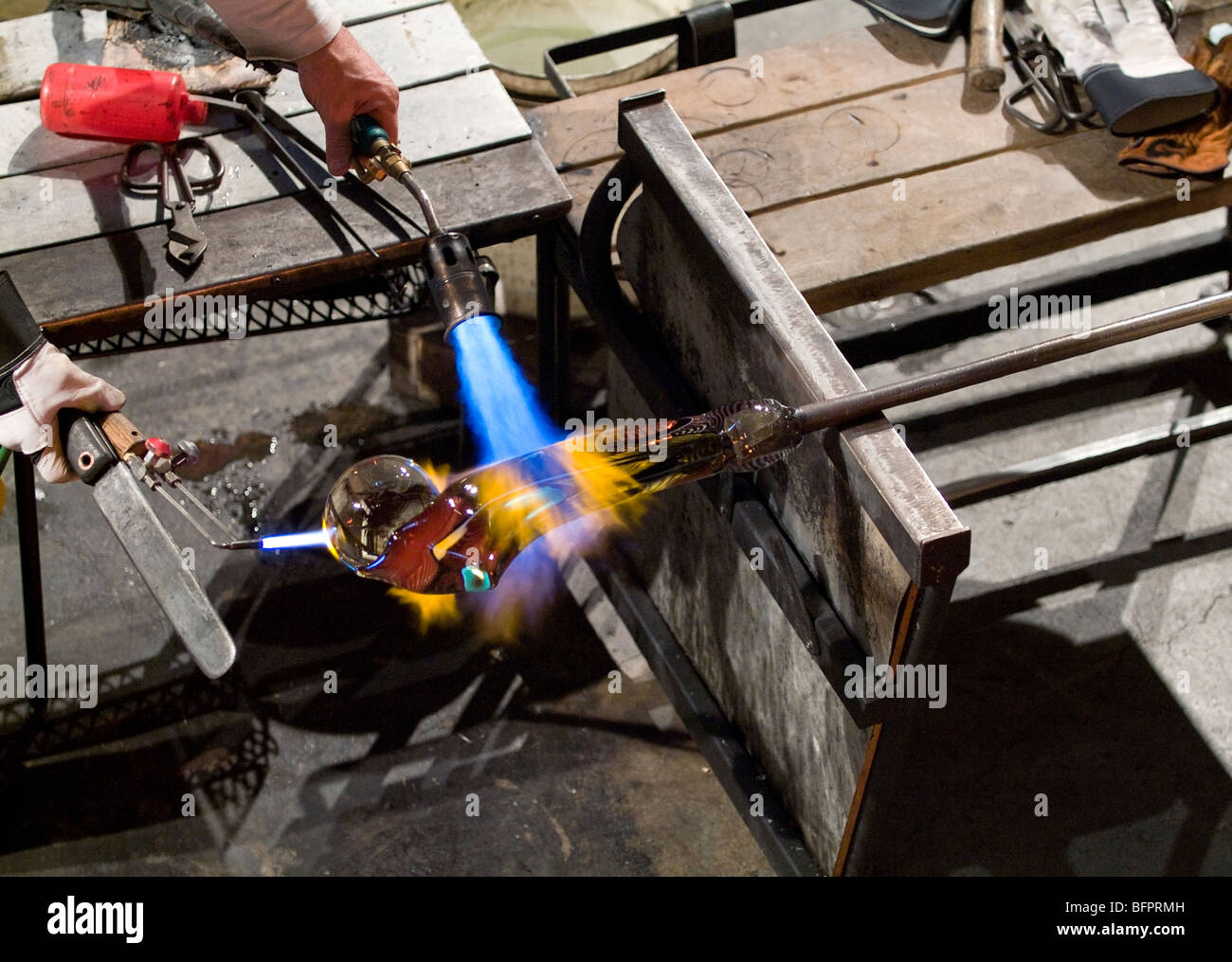 Close-up of glass artist Richard Royal working on piece Stock Photo - Alamy